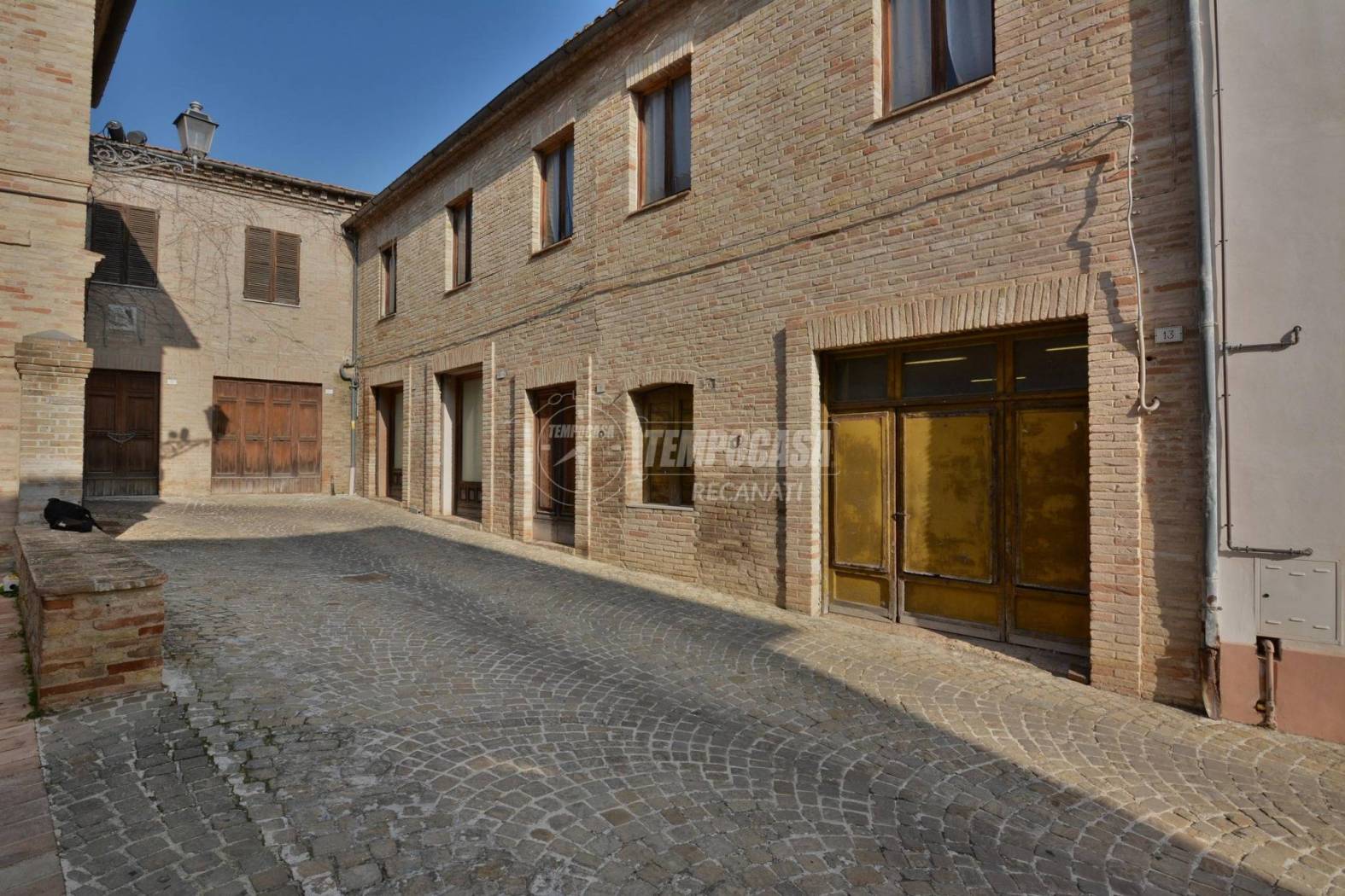 Locale commerciale con laboratorio in Vendita