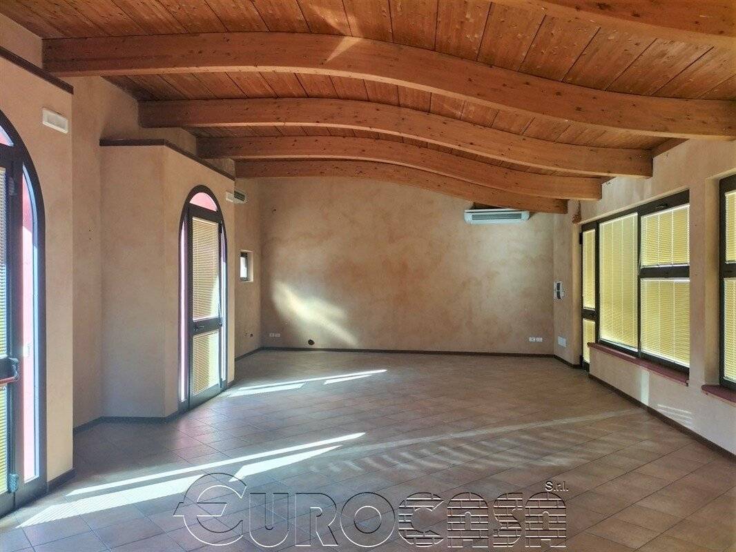 Locale commerciale con laboratorio in Vendita