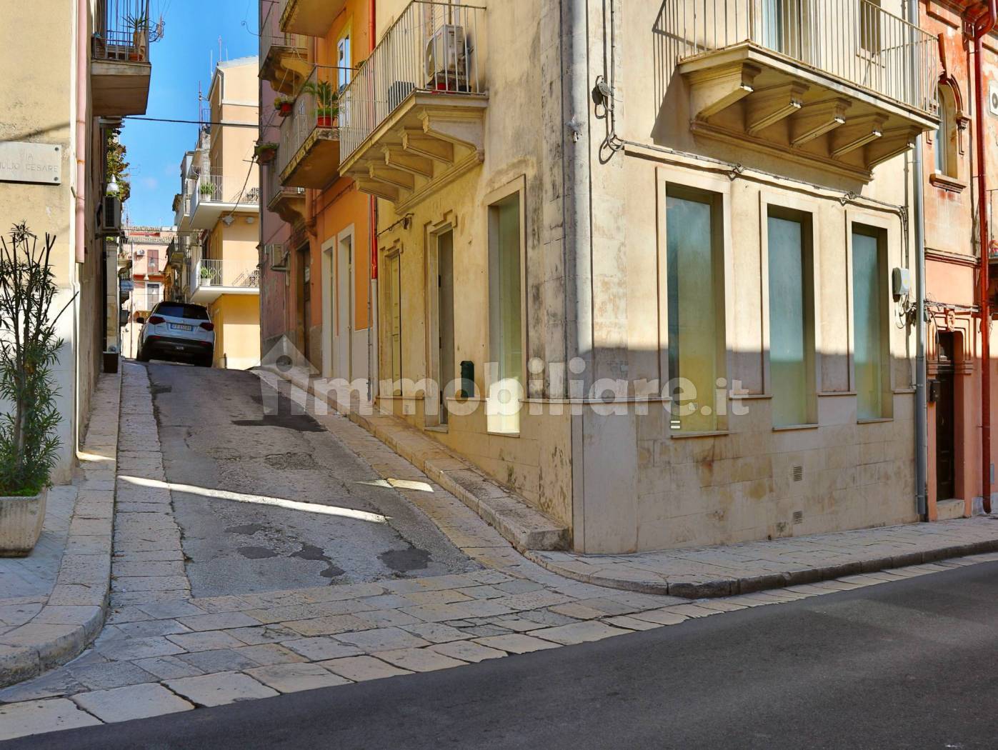 Locale commerciale in Vendita