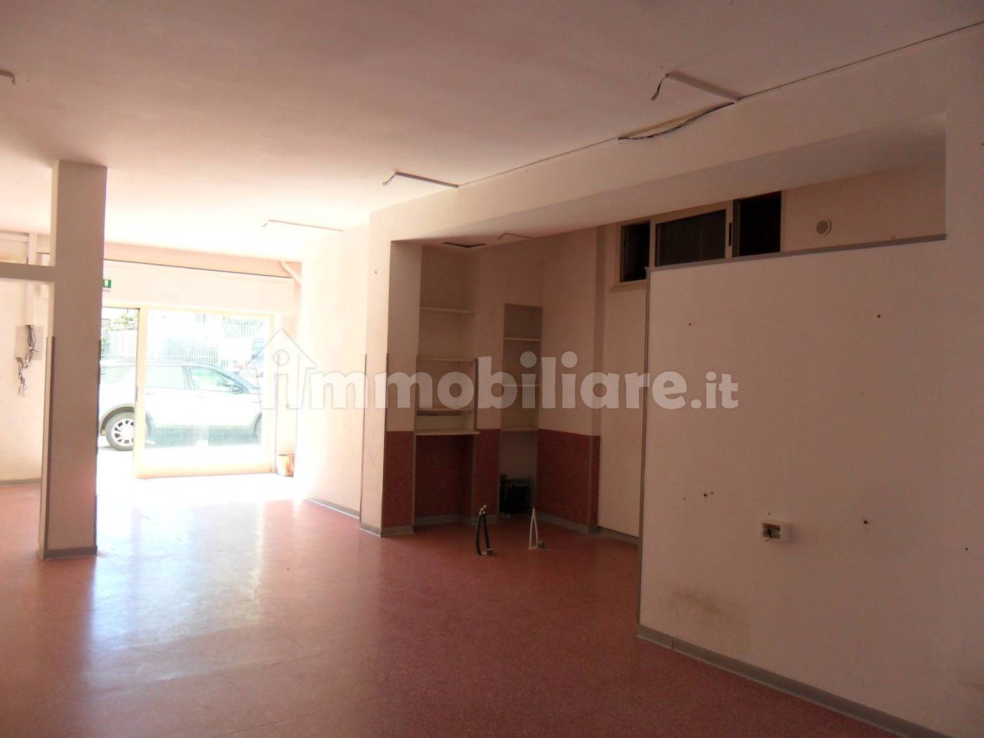 Locale commerciale in Vendita