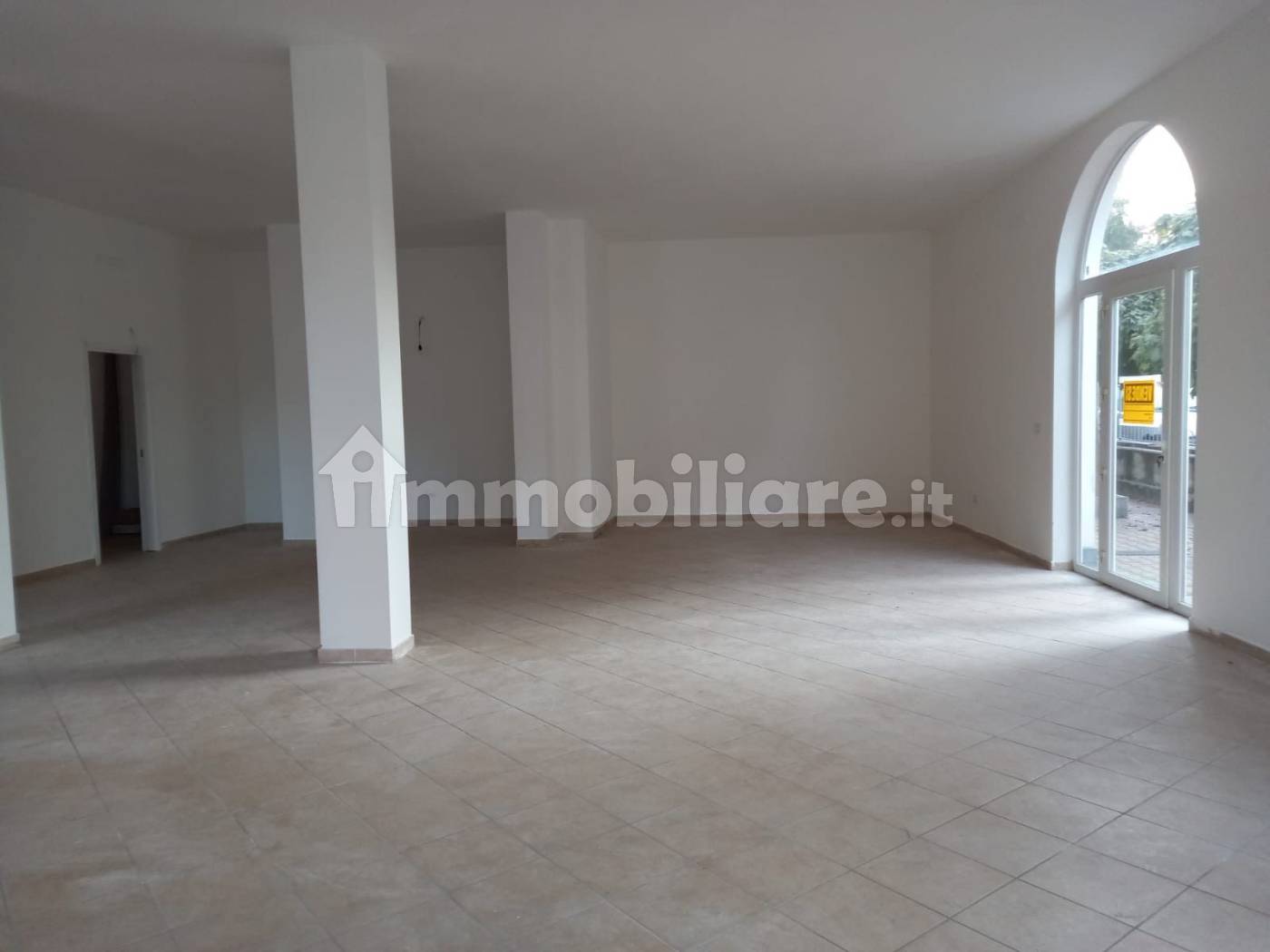 Locale commerciale in Vendita