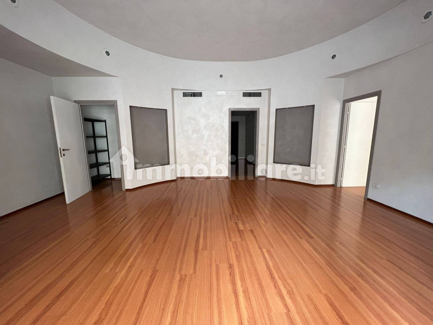 Locale commerciale in Vendita