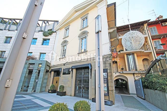 Locale commerciale in Vendita