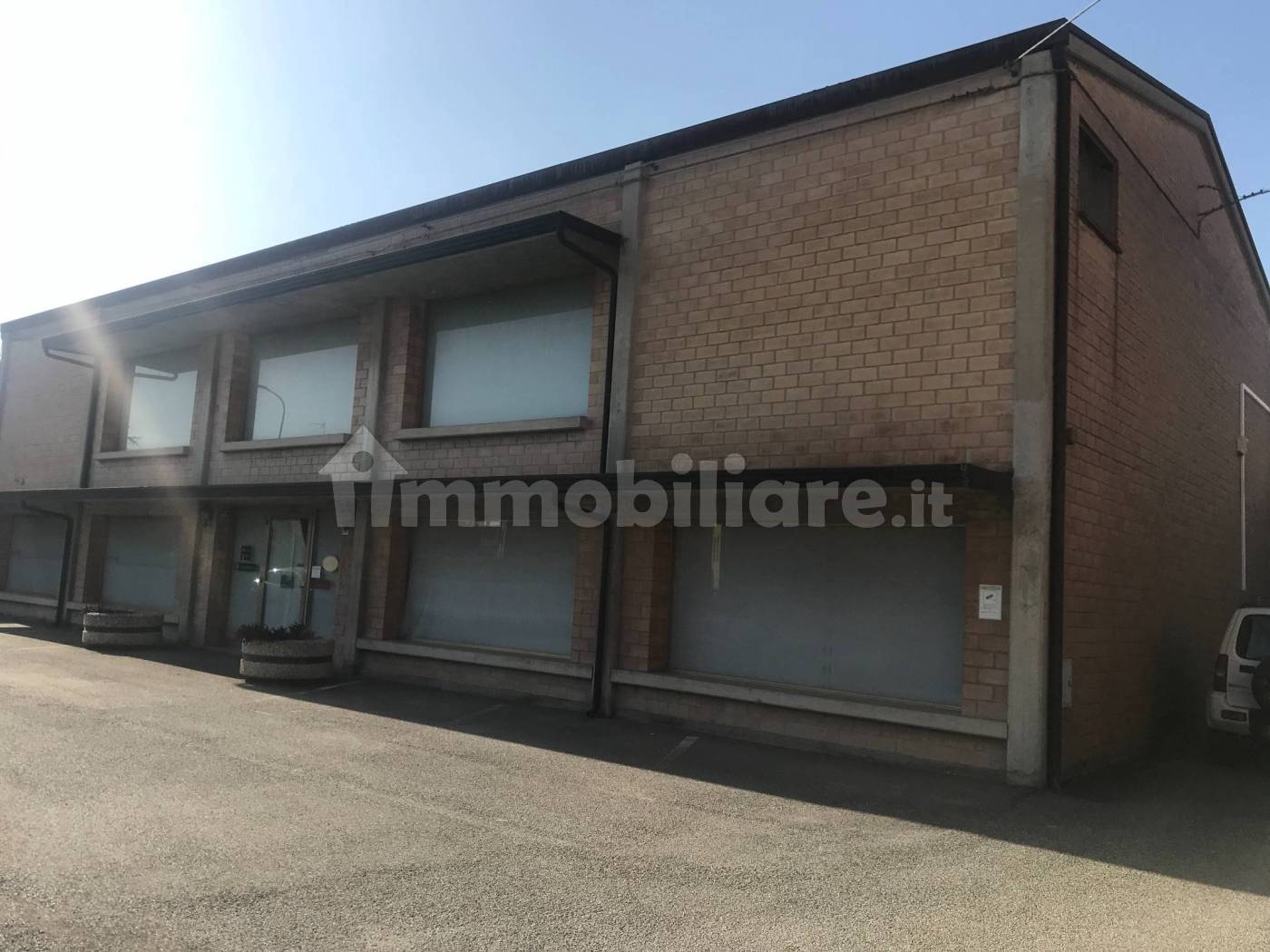 Locale commerciale in Vendita