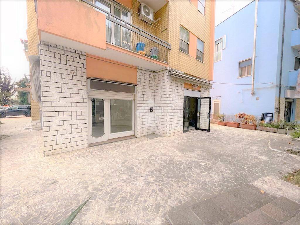 Locale commerciale in Vendita