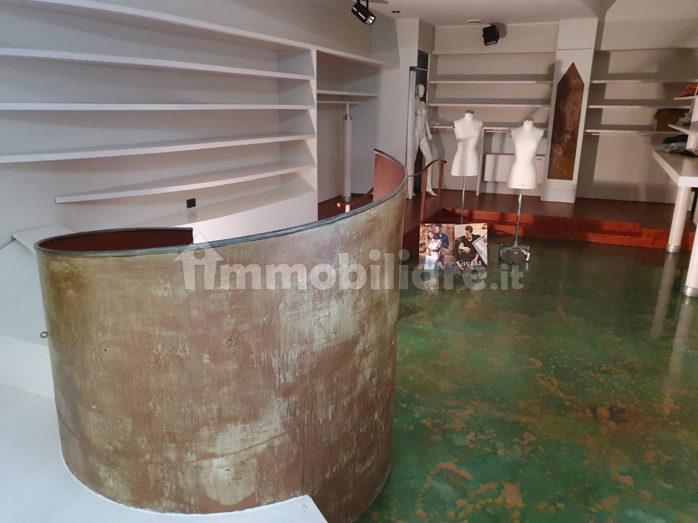 Locale commerciale in Vendita