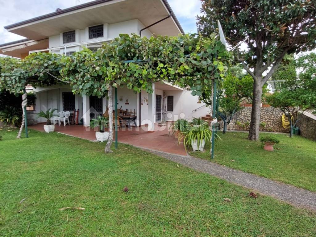 Vendita Villa bifamiliare in via Appia Formia. Buono stato, posto auto ...