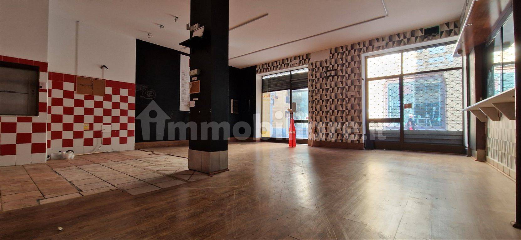 Locale commerciale con laboratorio in Vendita