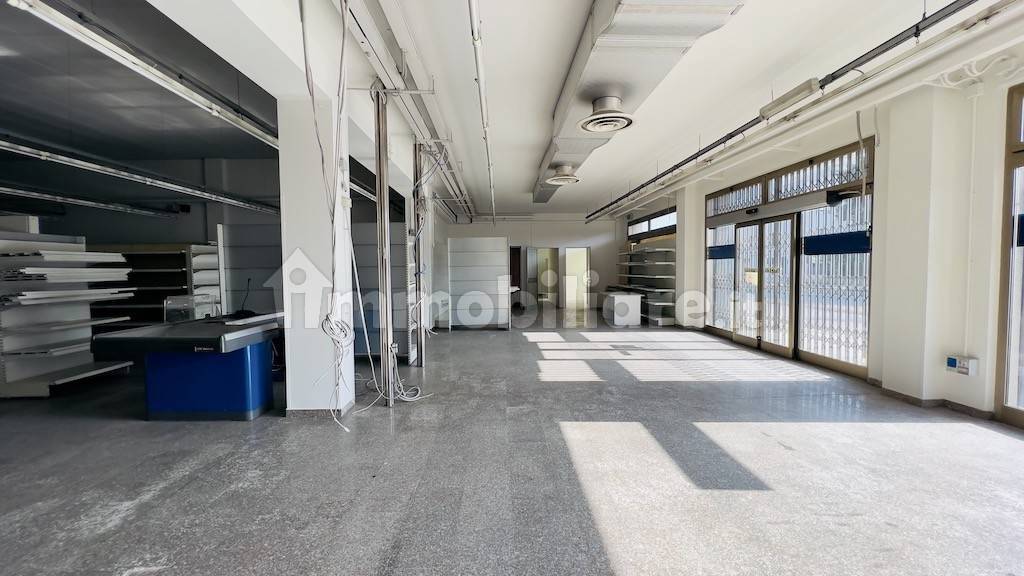 Locale commerciale in Vendita