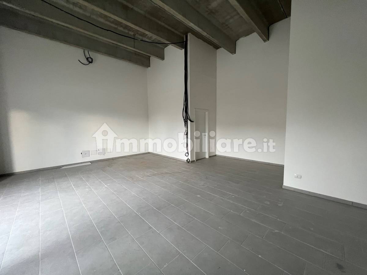 Locale commerciale in Vendita