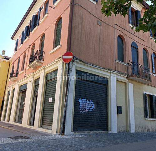 Locale commerciale in Vendita