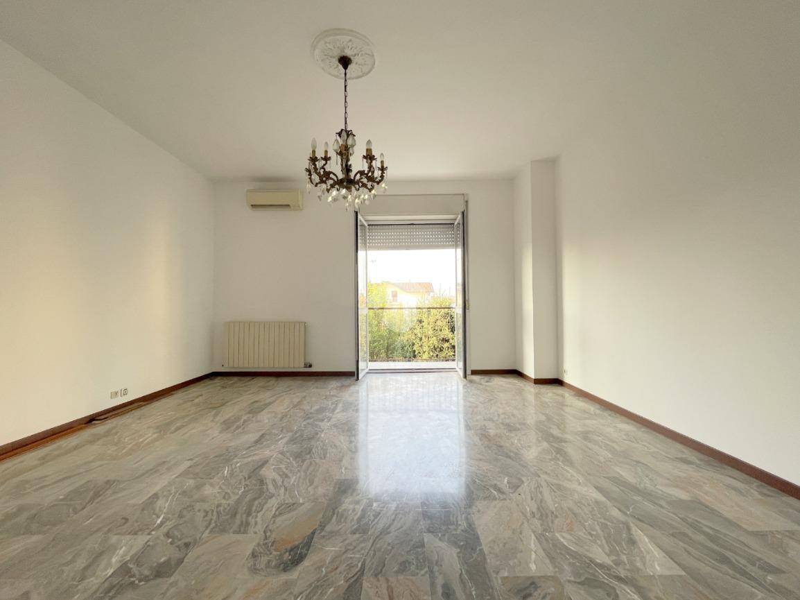 Trilocale via Traversera 10, Castellanza