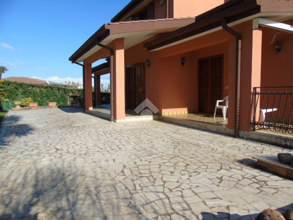 Vendita Villa unifamiliare in via Apriliana Aprilia. Ottimo stato, con ...