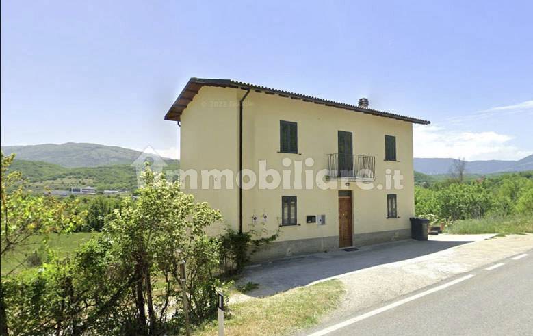 Affitto Terratetto unifamiliare in Strada statale 17 ovest, 4 L'Aquila. Buono stato, con balcone ...