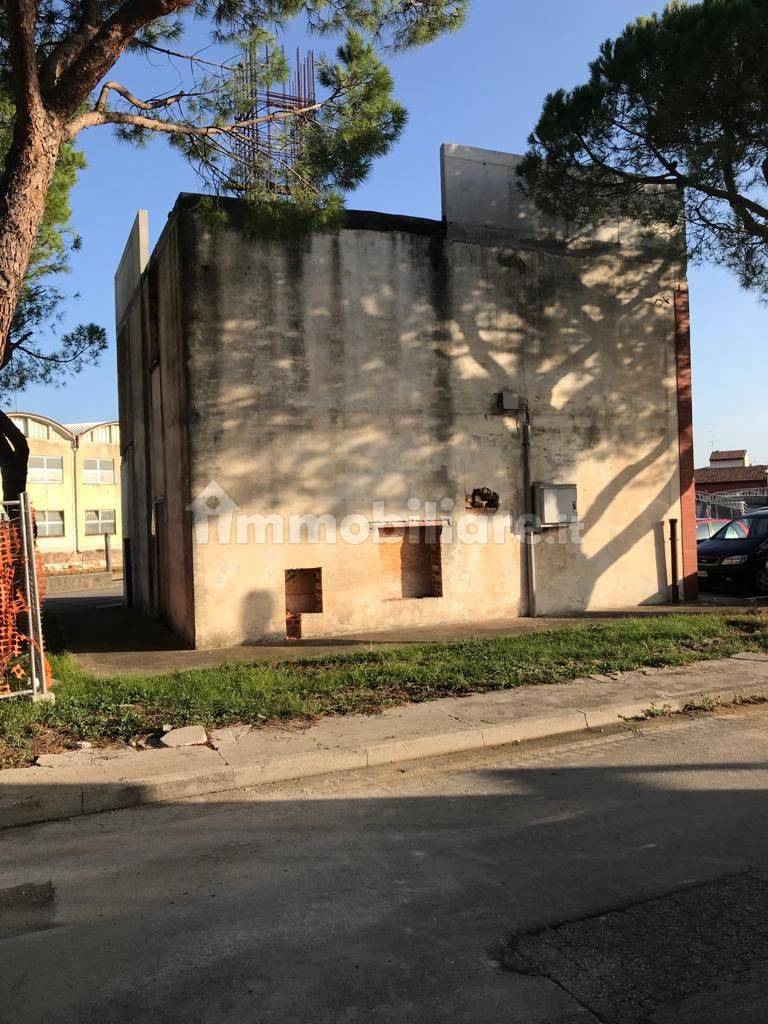 Locale commerciale in Vendita