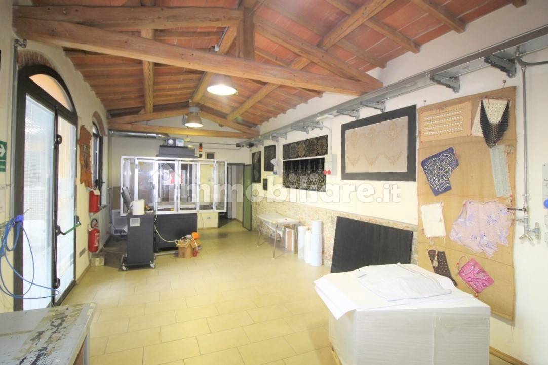 Locale commerciale in Vendita