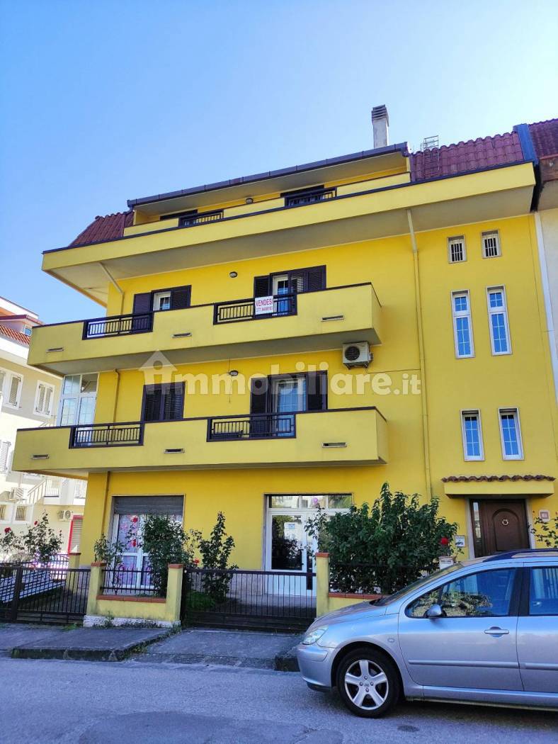 Quadrilocale viale dell'Umanità, Apice