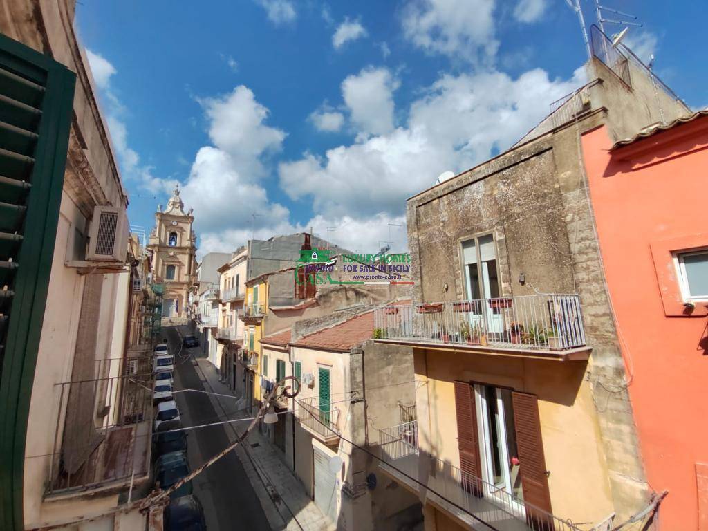 Quadrilocale da ristrutturare, secondo piano, Centro, Ragusa