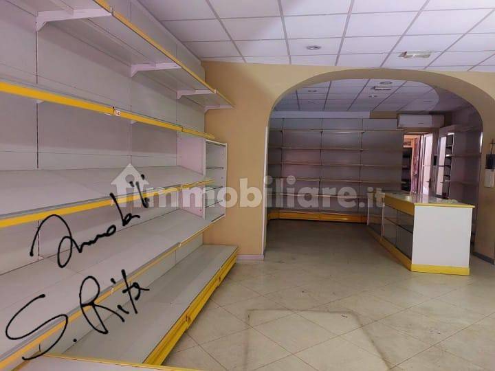 Locale commerciale in Vendita