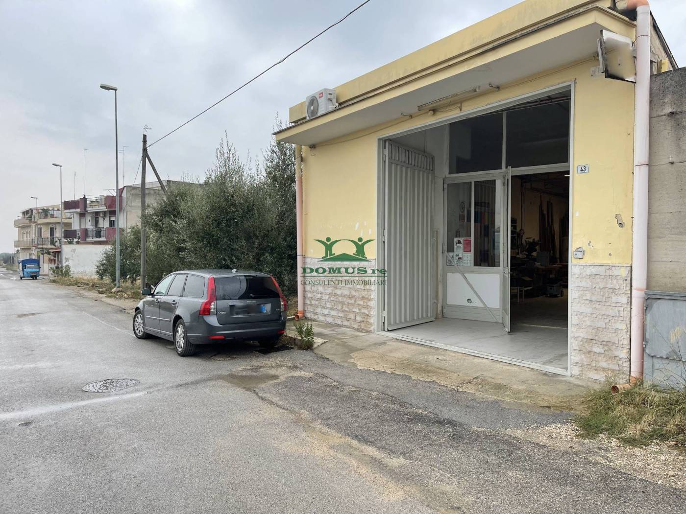 Locale commerciale con laboratorio in Vendita