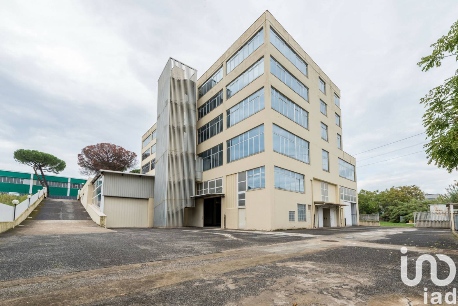 Locale commerciale in Vendita