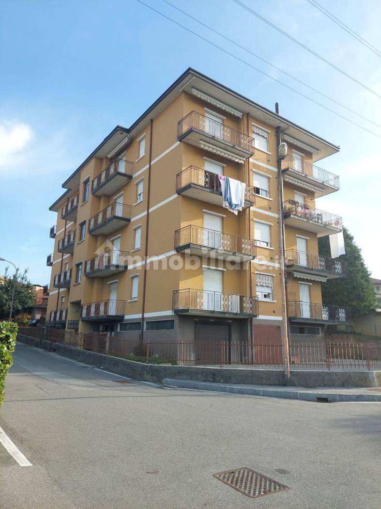 Trilocale buono stato, terzo piano, Centro, Cassago Brianza