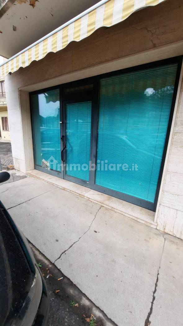Locale commerciale in Vendita