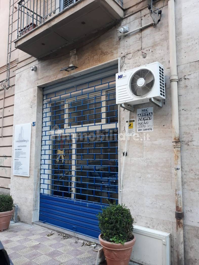 Locale commerciale in Vendita
