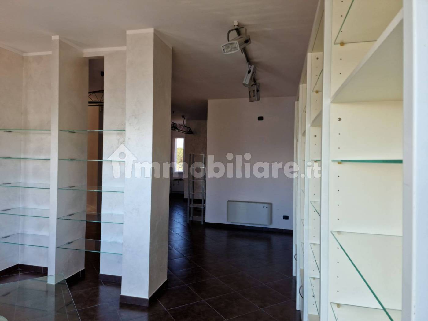 Locale commerciale in Vendita