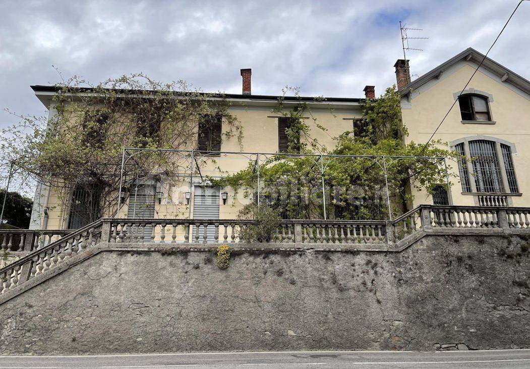 Locale commerciale in Vendita