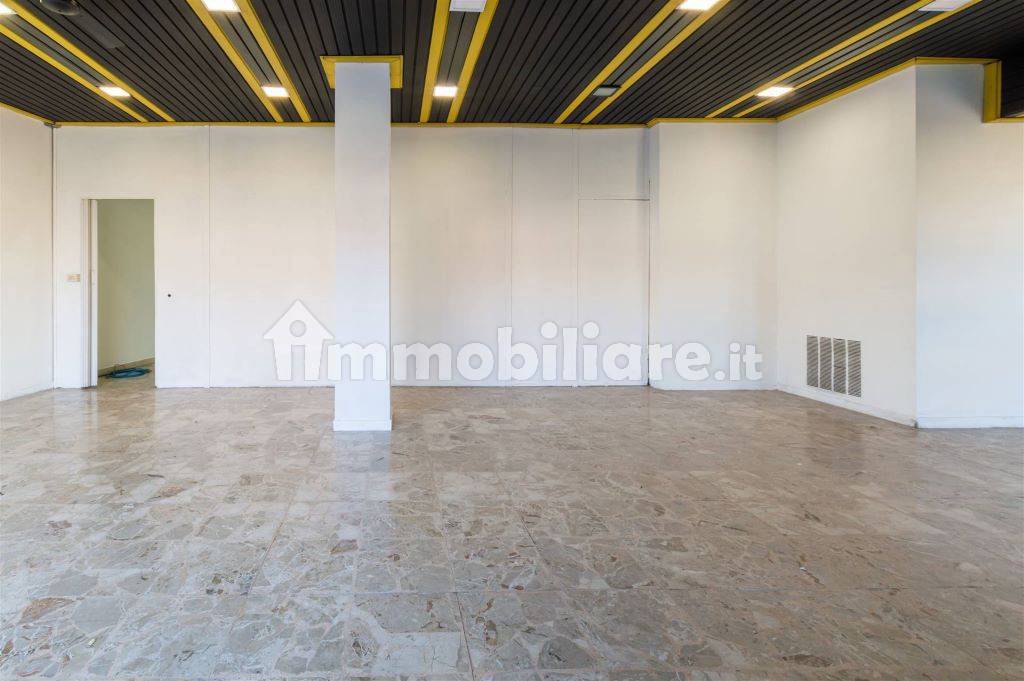 Locale commerciale in Vendita