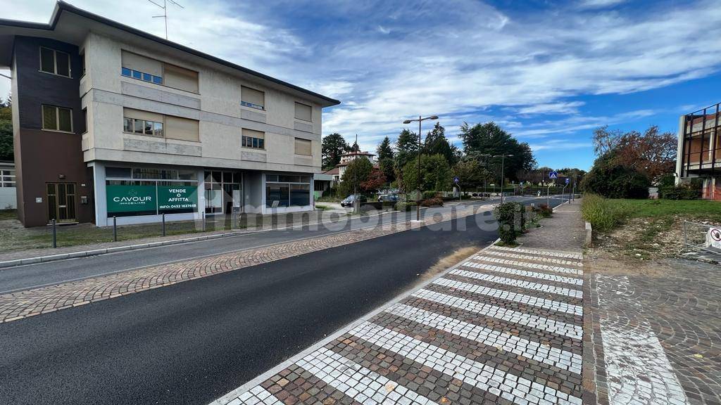 Locale commerciale con laboratorio in Vendita