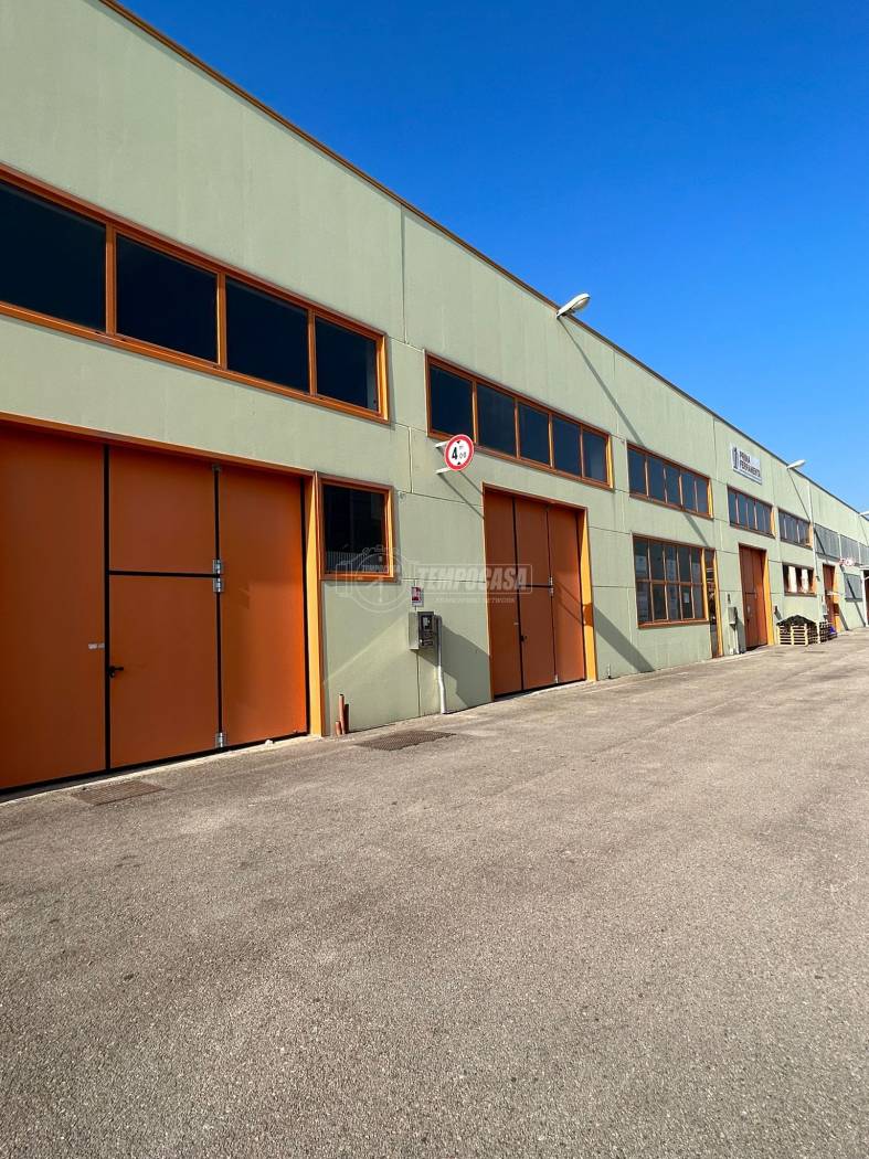 Locale commerciale in Vendita