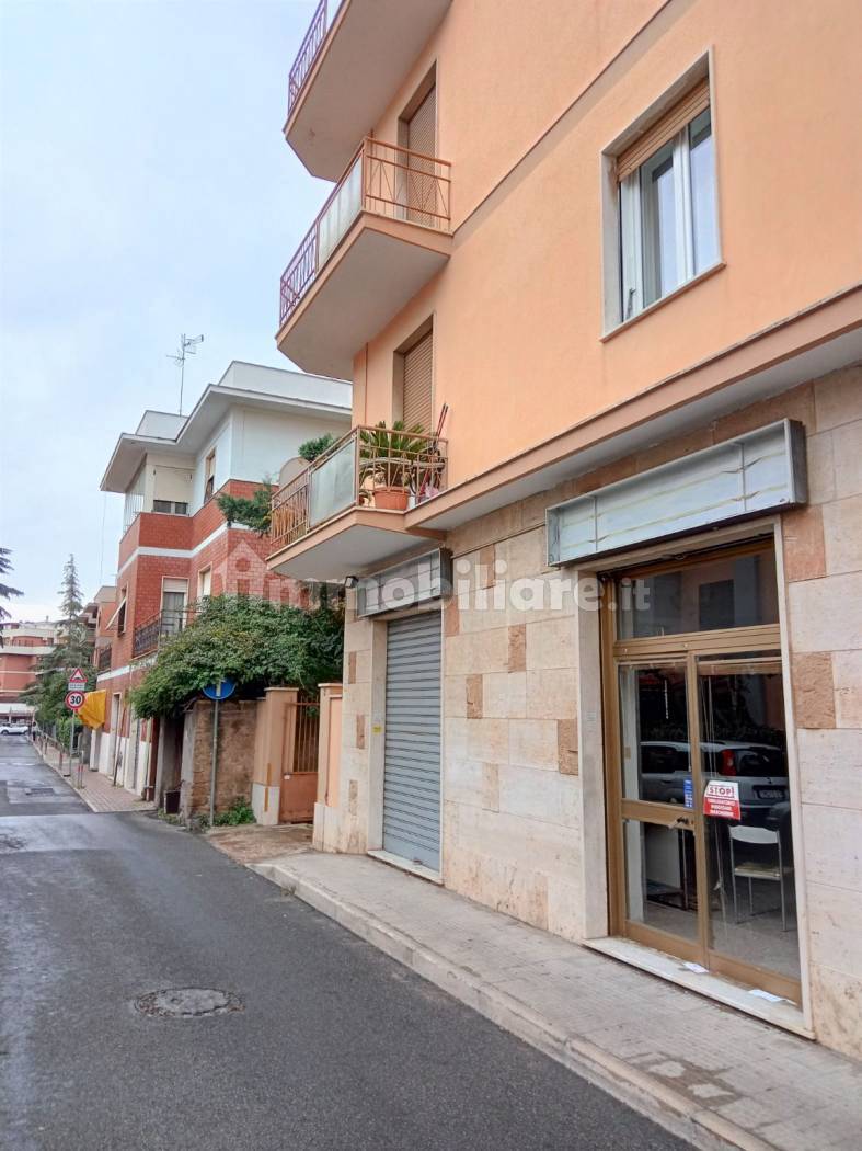 Locale commerciale in Vendita