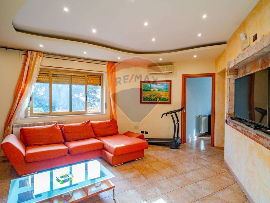 Vendita Appartamento Pedara. Ottimo stato, secondo piano, con balcone ...