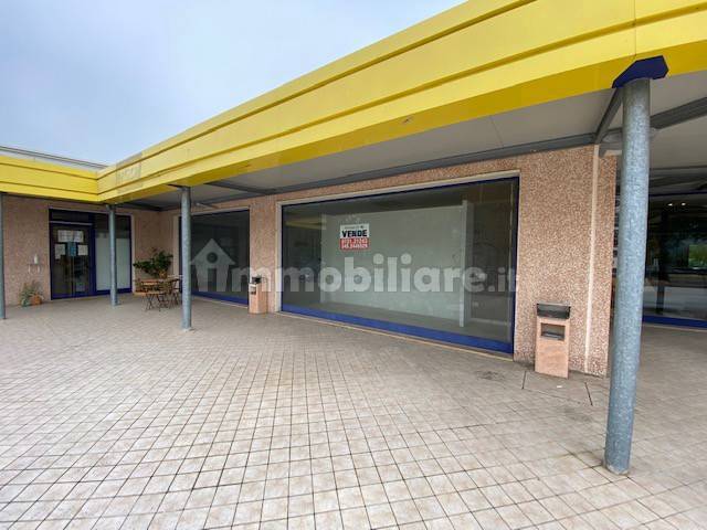 Locale commerciale in Vendita