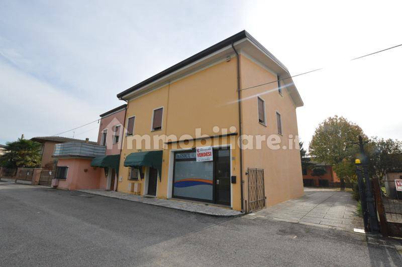 Locale commerciale in Vendita