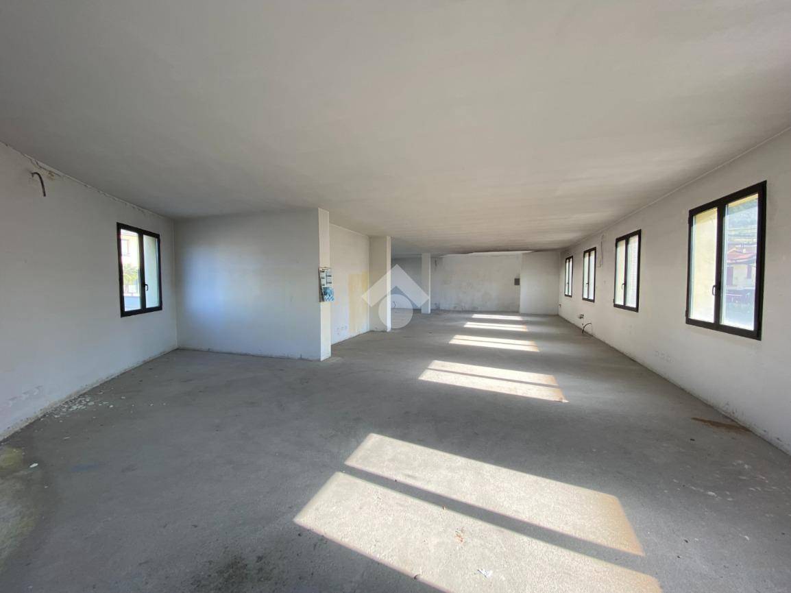 Locale commerciale in Vendita