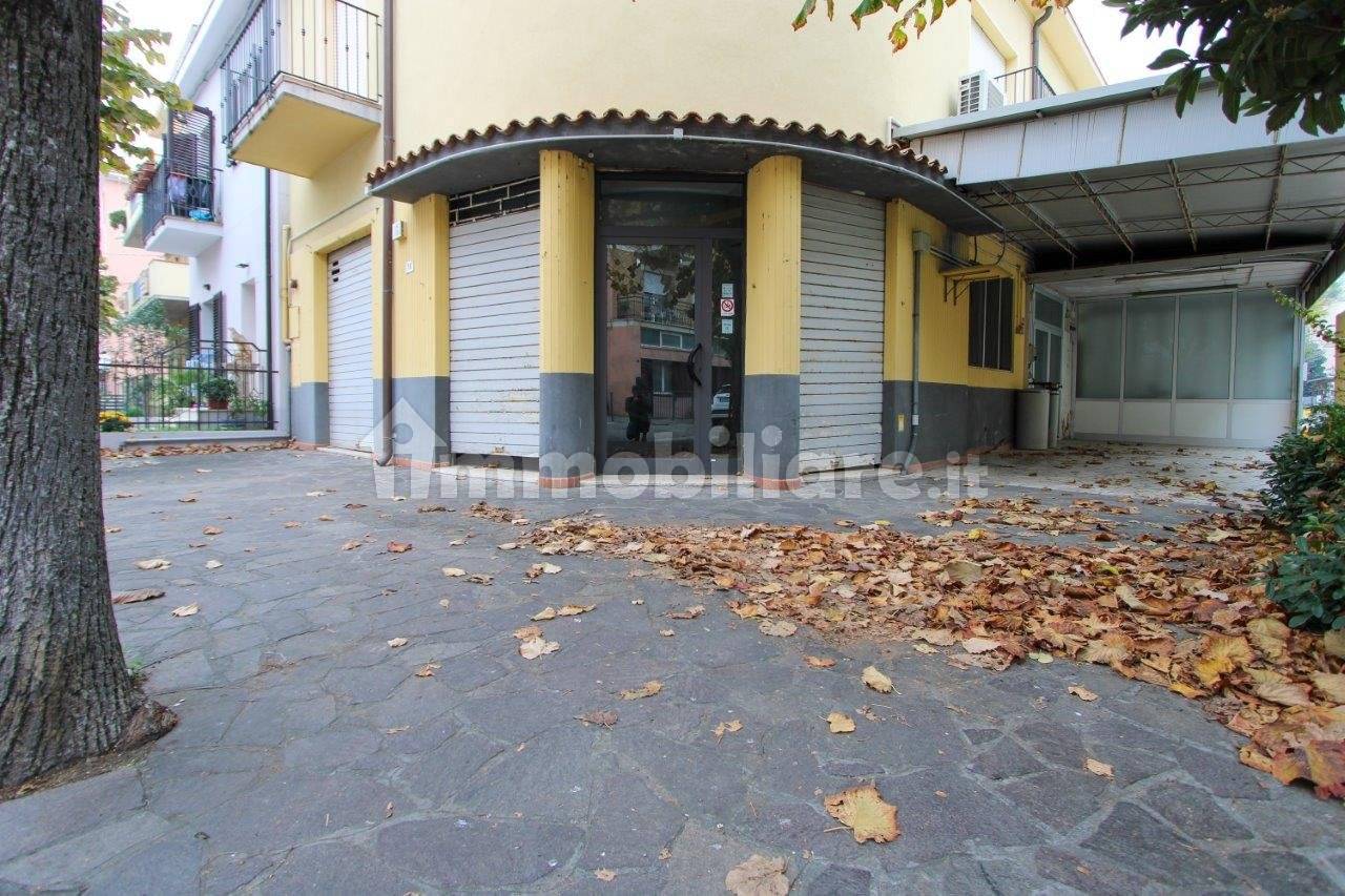 Locale commerciale con laboratorio in Vendita