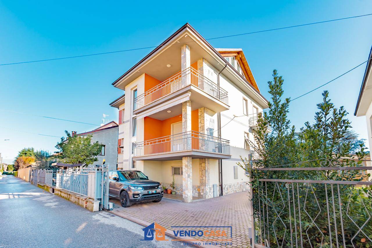 Trilocale via PIUMATI 127, Centro, Bra