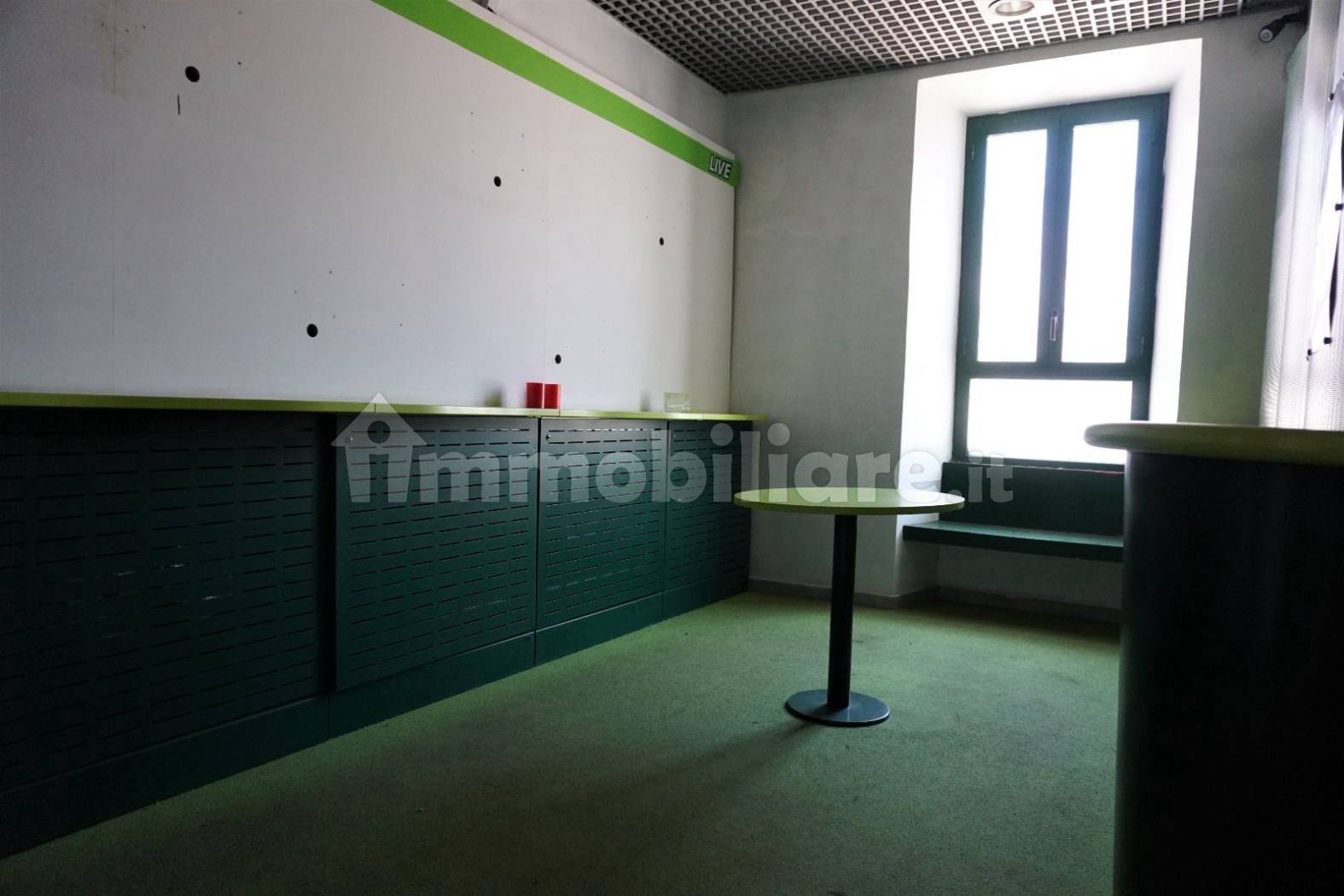 Locale commerciale in Vendita