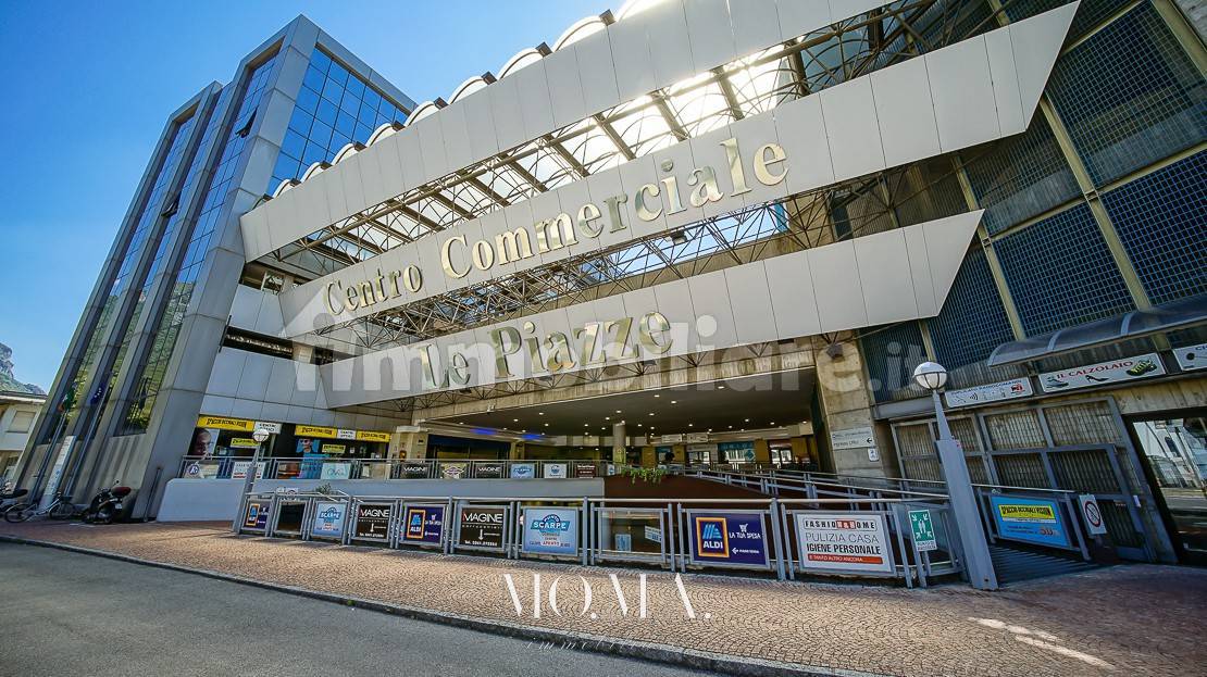 Locale commerciale in Vendita