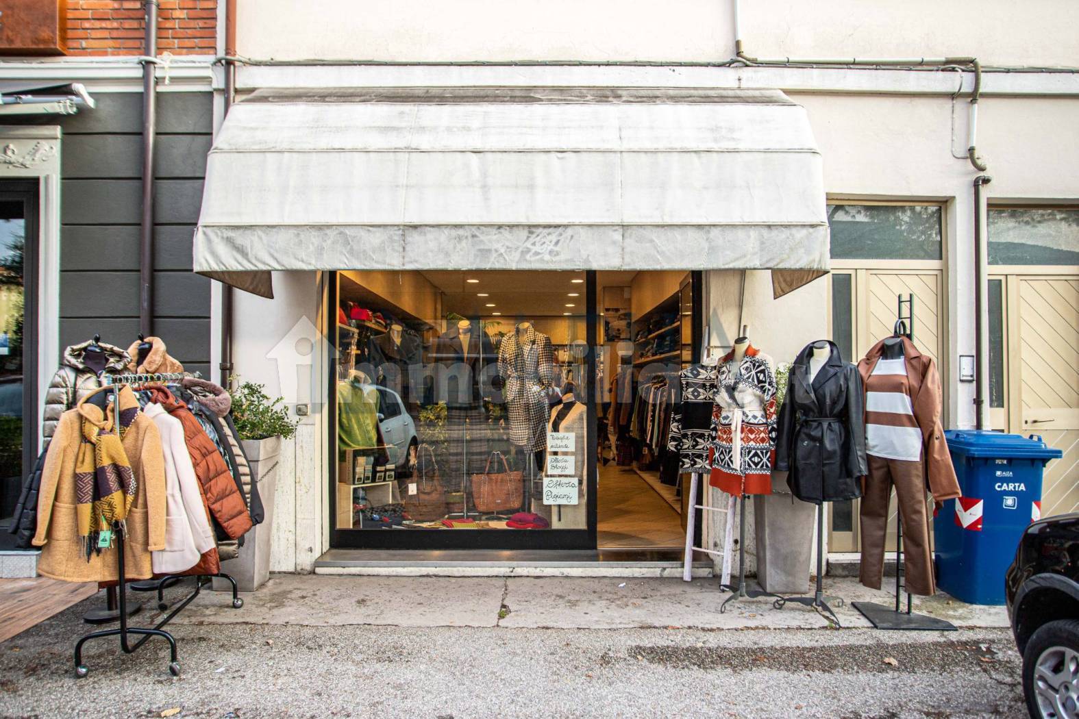 Negozio di abbigliamento in Vendita