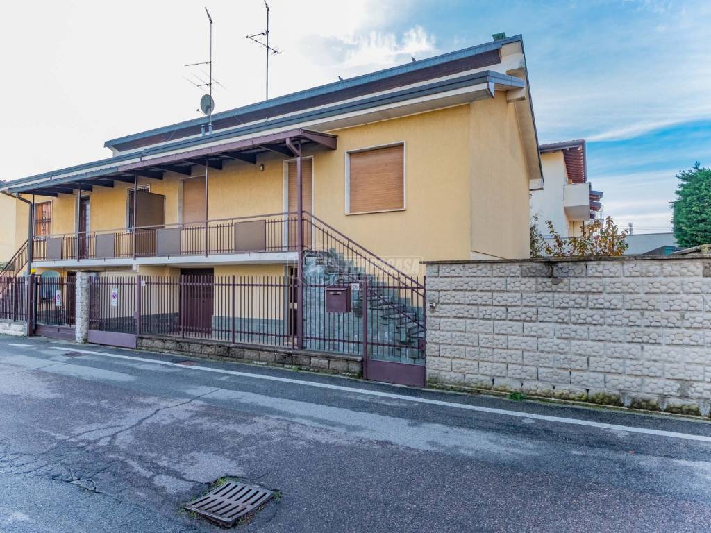 Vendita Villa a schiera in via Ugo Foscolo Corbetta. Da ristrutturare ...