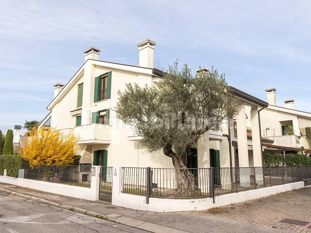 Quadrilocale via Ugo Foscolo, Centro, Stra