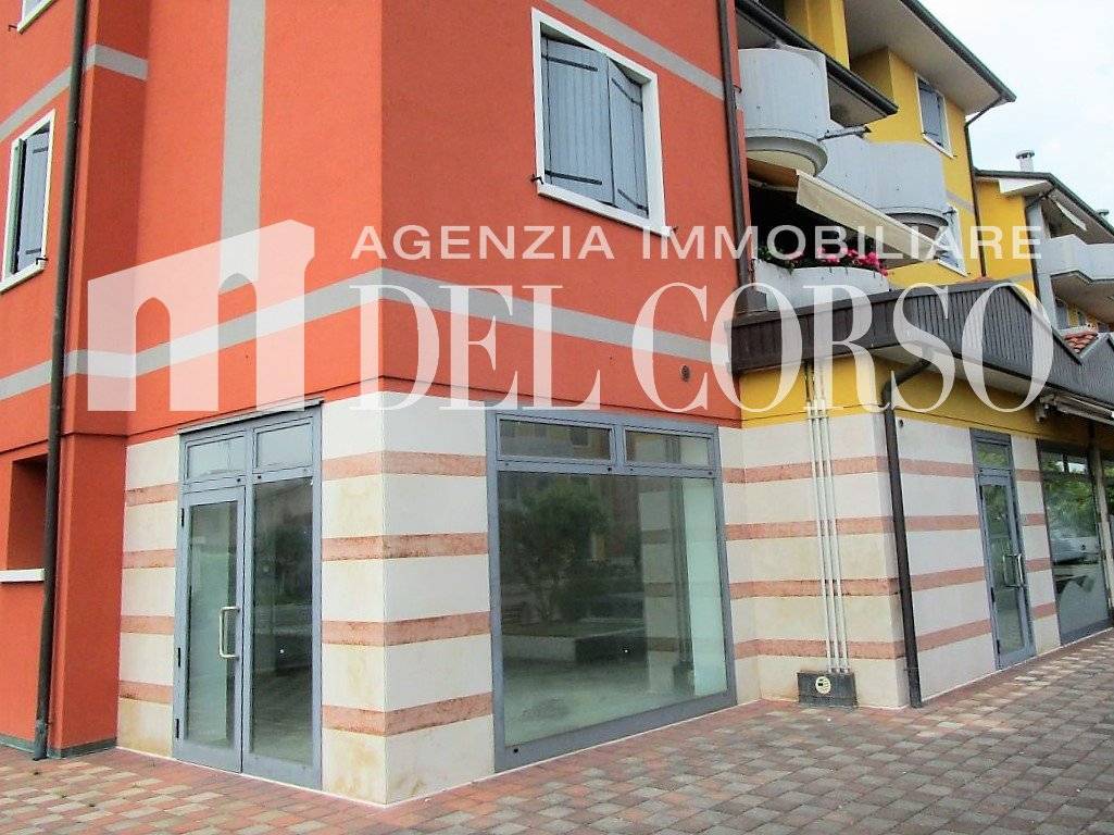 Attività commerciale con laboratorio in Vendita