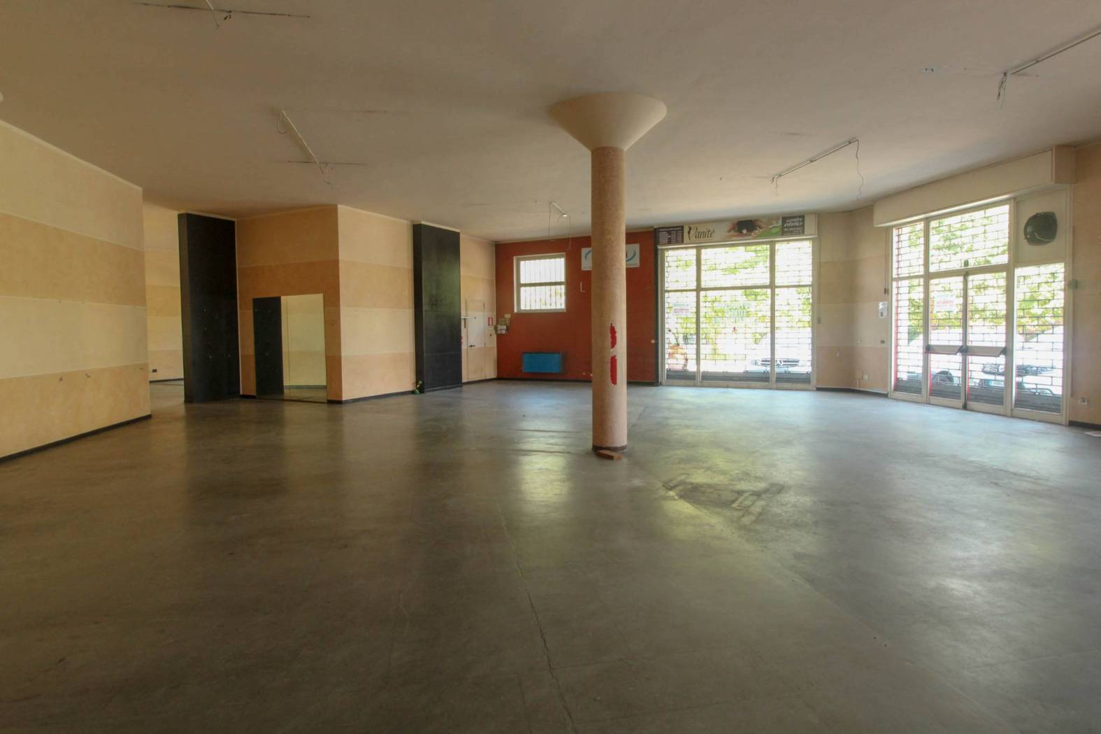 Locale commerciale in Vendita