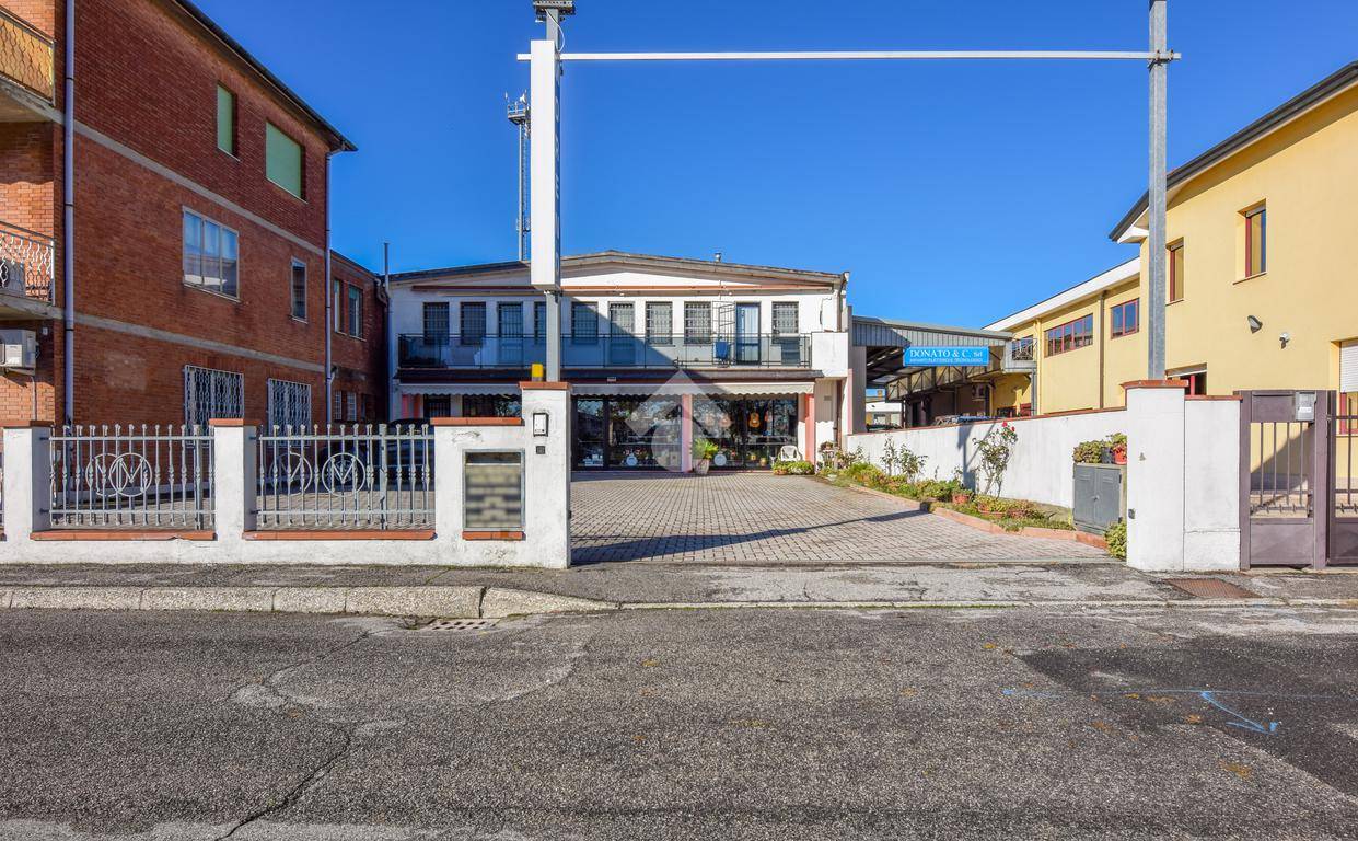 Locale commerciale in Vendita