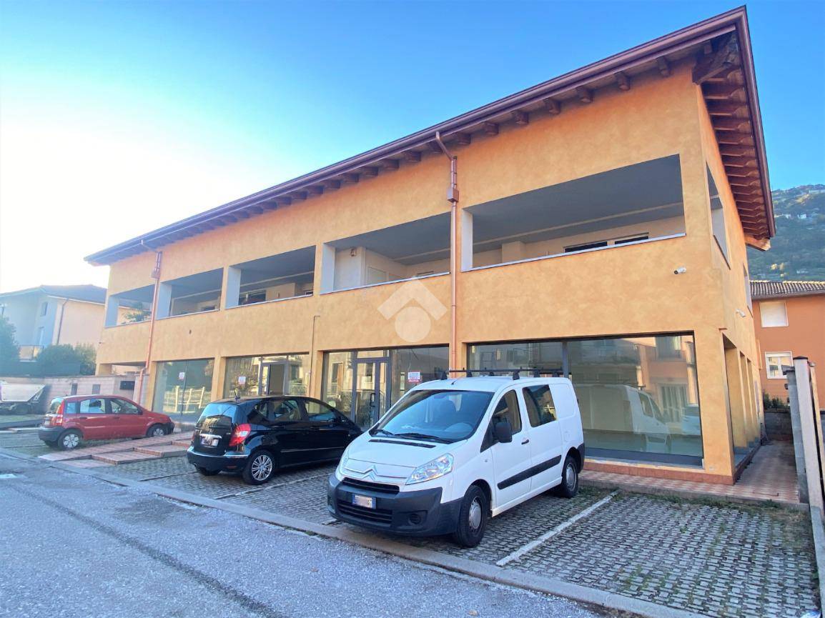 Locale commerciale in Vendita