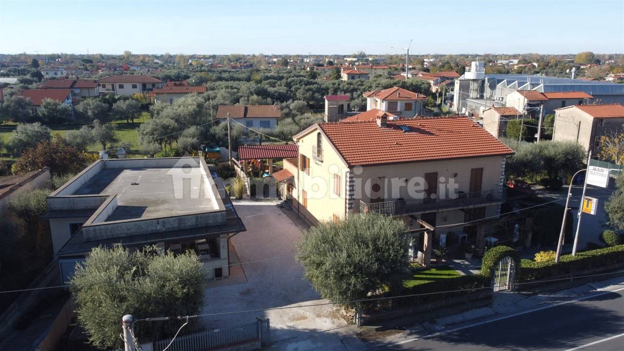 Locale commerciale in Vendita